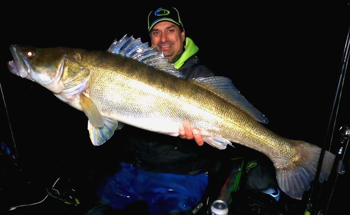 De grootste snoekbaars op een gloednieuwe bellyboat